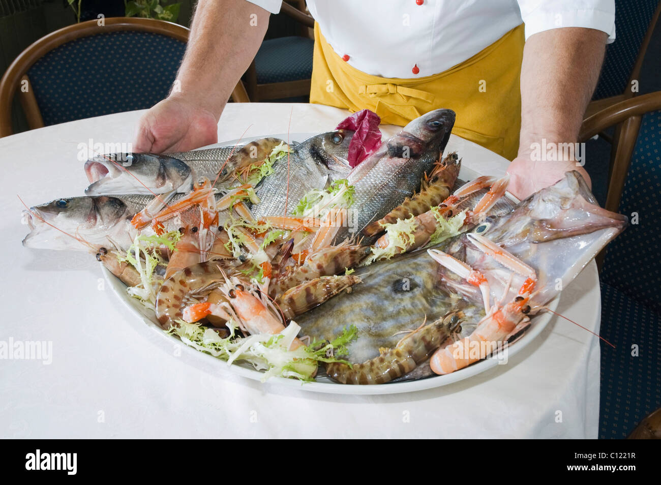 Cook with seafood platter at the beach restaurant Foresta, Marina di ...