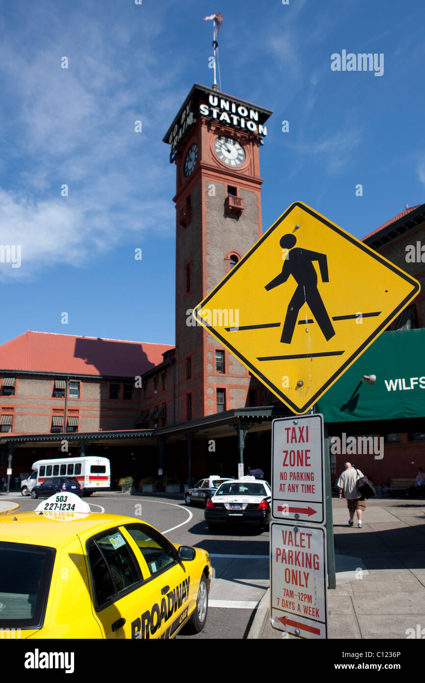Union station taxi cab stand hi-res stock photography and images - Alamy