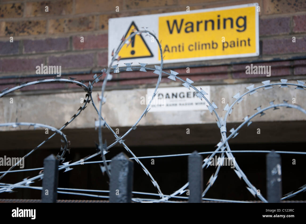 Razor wire warning hi-res stock photography and images - Alamy