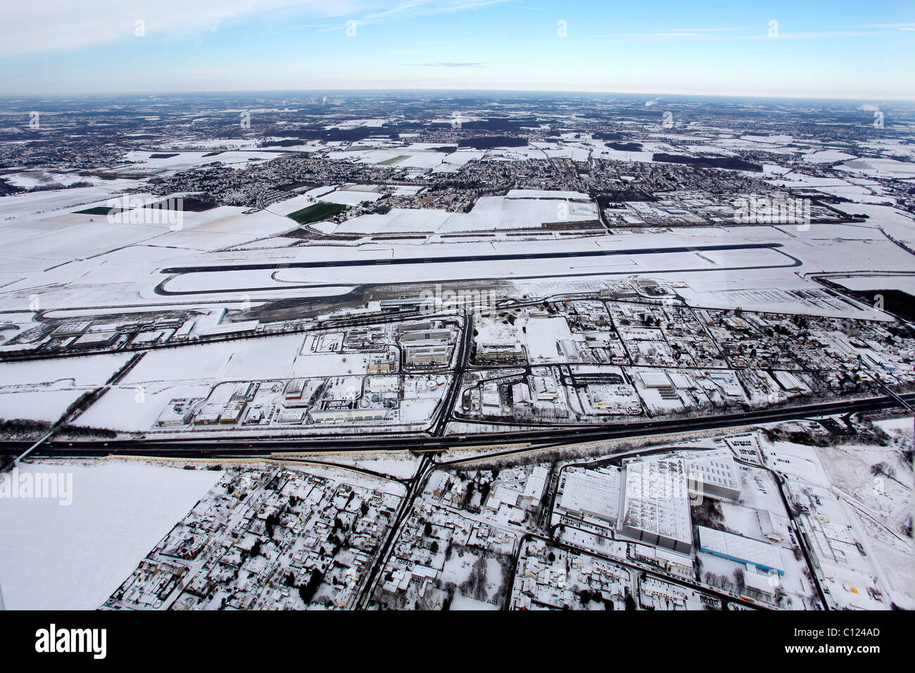Airfield buildings hi-res stock photography and images - Alamy