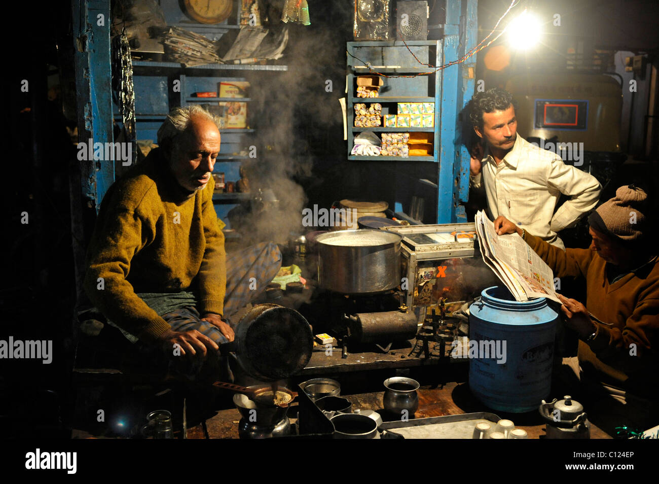 Elderly man cooking chai tea on the streets of Agra, Uttar Pradesh ...