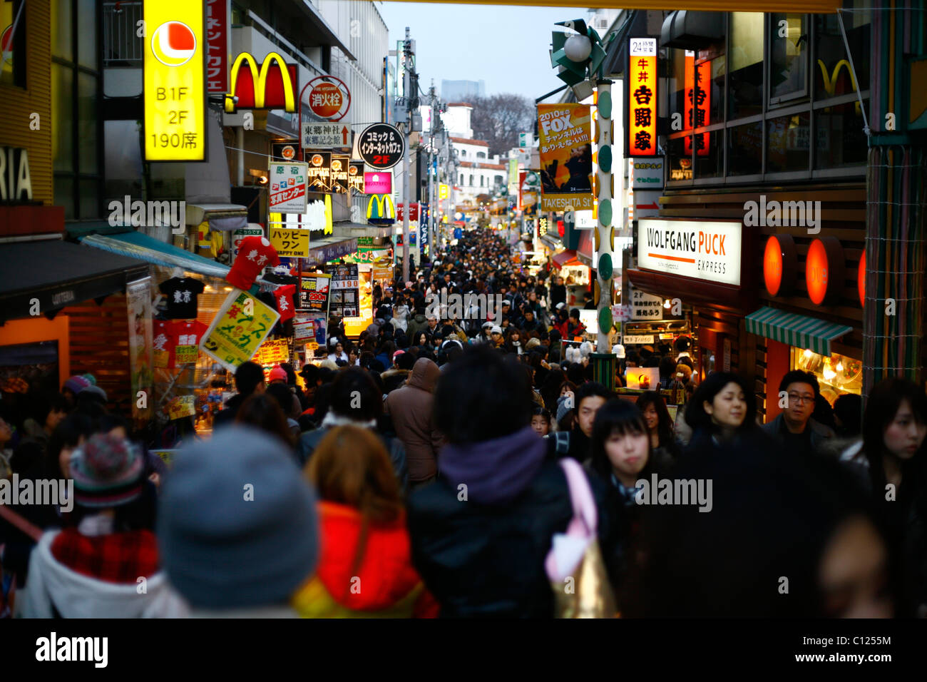 Busy streets neighborhoods lively city hi-res stock photography and ...