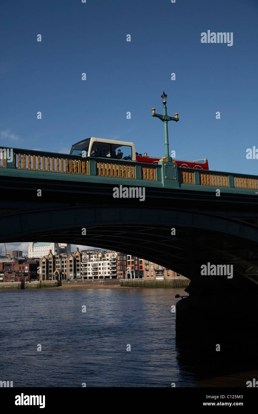 London bridge bus hi-res stock photography and images - Alamy