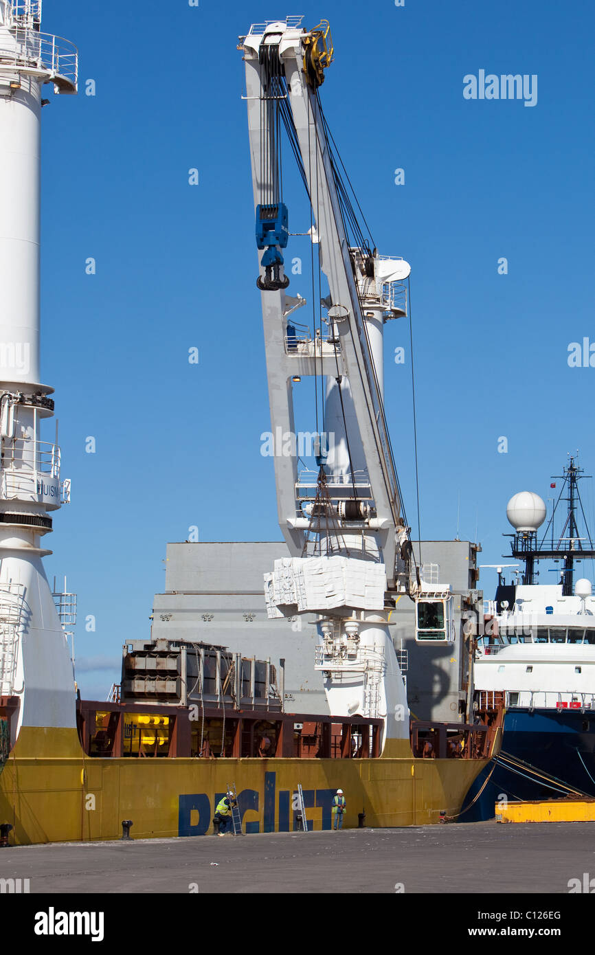 Specialized gantry Cranes on the "heavy lift vessel" Happy Ranger ...