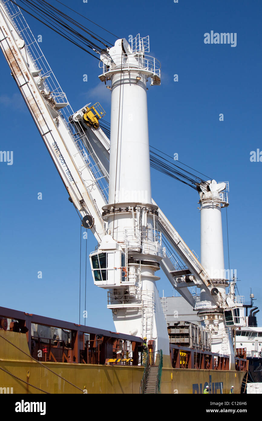 Specialized gantry Cranes on the "heavy lift vessel" Happy Ranger ...