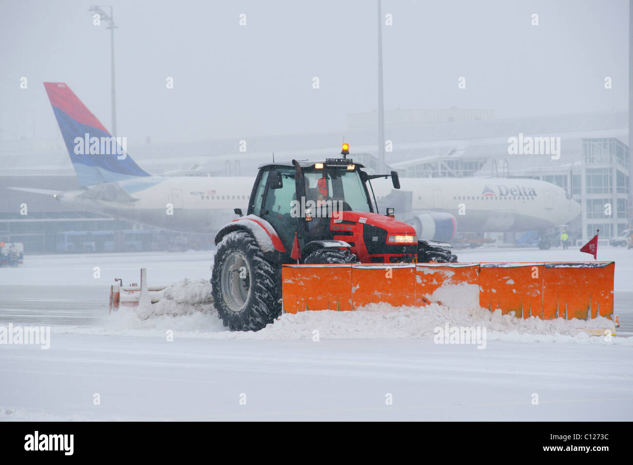 Snow, winter, snowplow, tractor, plane, Delta Airlines, Boeing ...