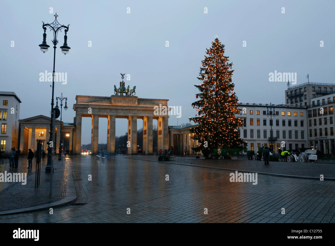 Christmas decorations and Christmas tree at the Brandenburg Gate ...