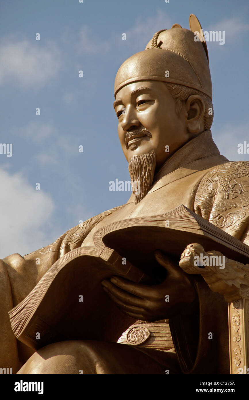 Golden statue of King Sae Jong Dae at Gwanghwamun Plaza in downtown ...