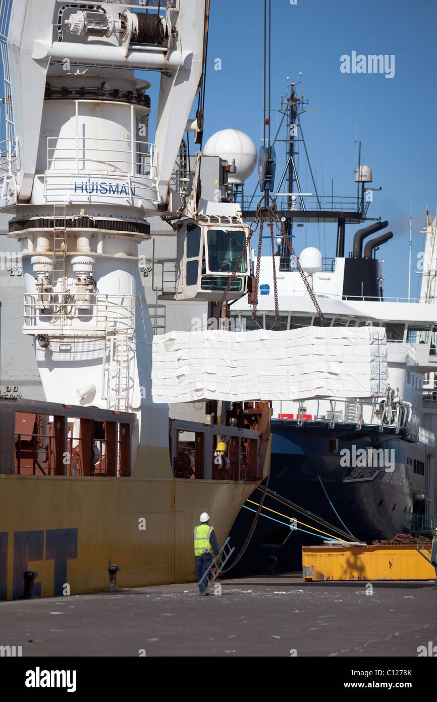 Specialized gantry Cranes on the "heavy lift vessel" Happy Ranger ...