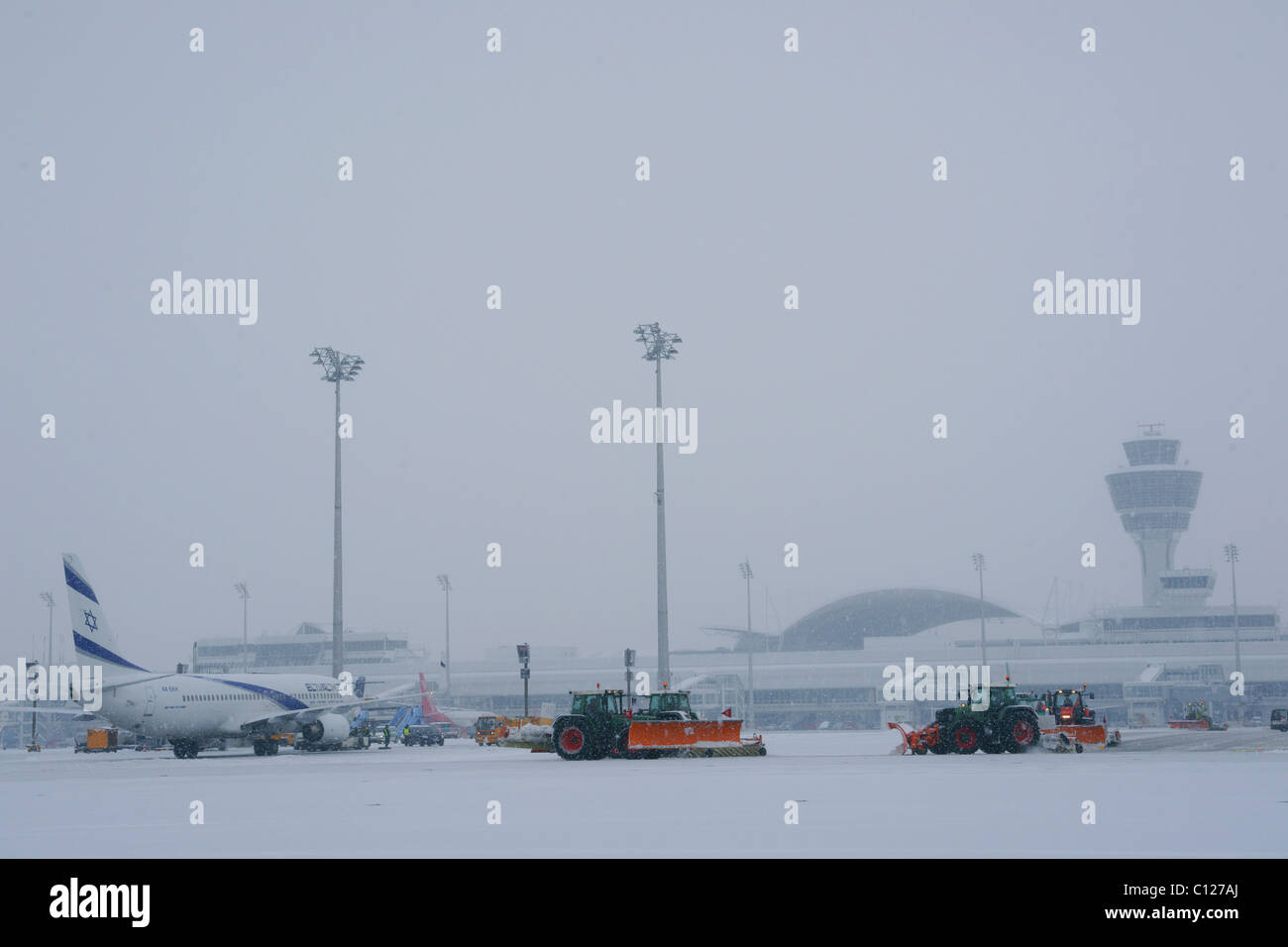 Apron control tower hi-res stock photography and images - Alamy