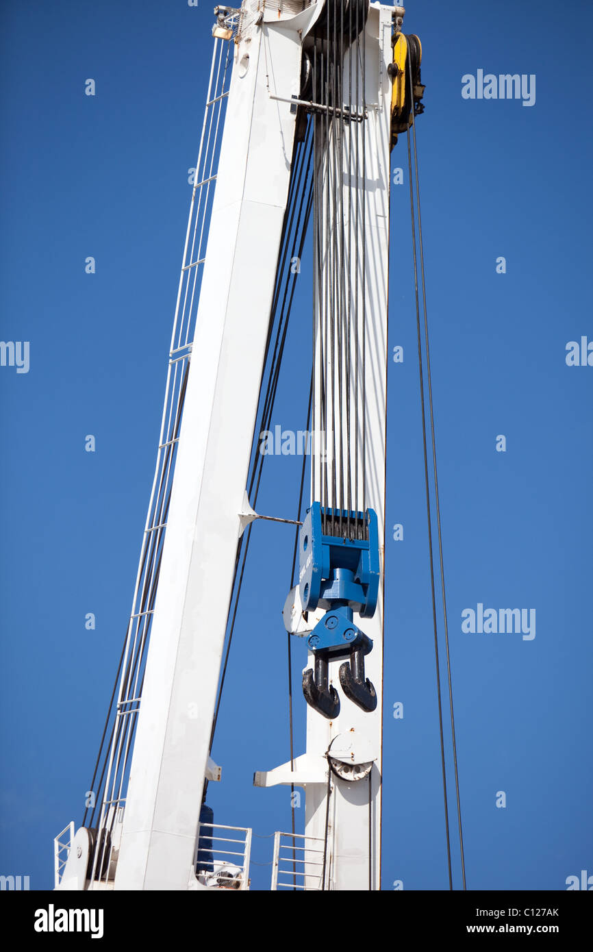 Specialized gantry Cranes on the "heavy lift vessel" Happy Ranger ...