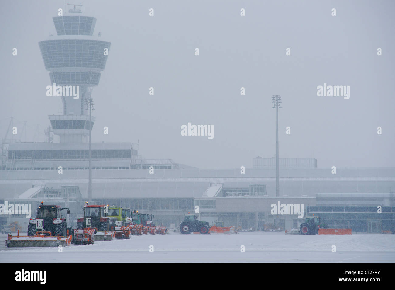 Snow, winter, snow removal from the west apron, control tower, Munich ...