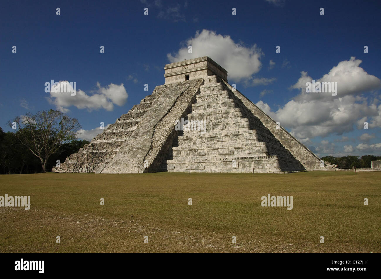 Chichen itza kukulkan pyramid hi-res stock photography and images - Alamy