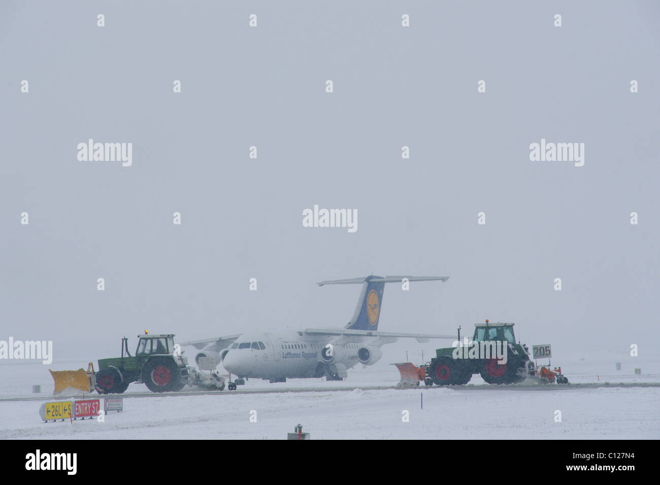 Snow, winter, snow removal with tractors, aircraft, Canadair, Lufthansa ...