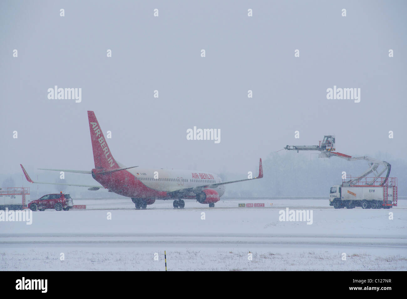 Snow, winter, de-icing, EFM, Air Berlin Boeing 737 airplane, Munich ...
