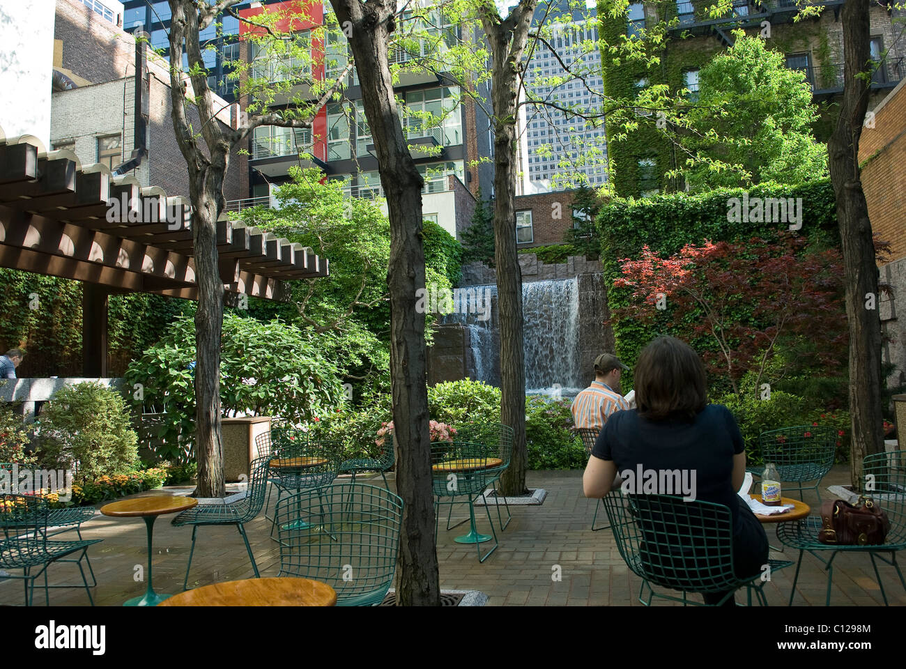 A quiet moments rest in the centre of Manhattan, New York City, USA ...