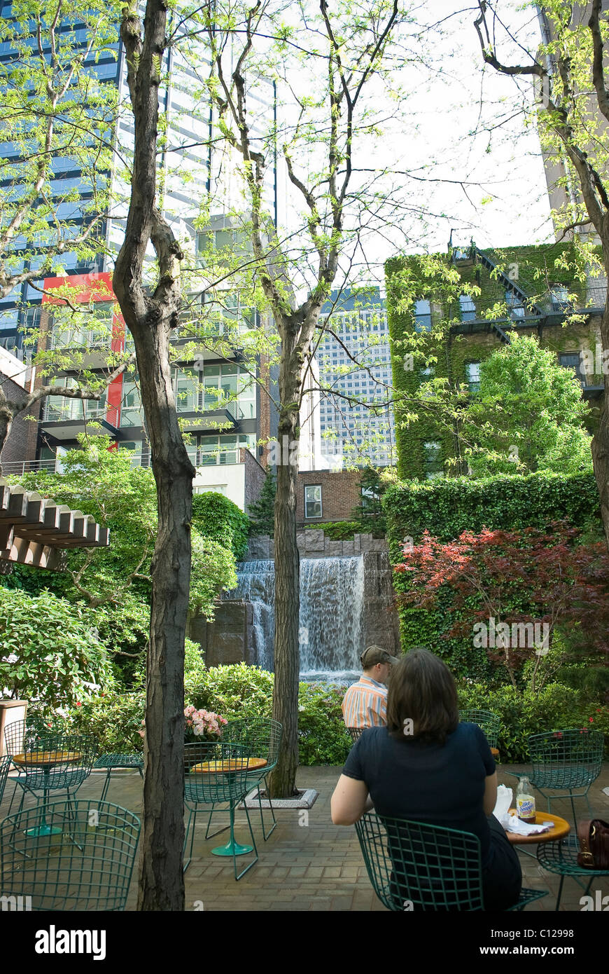 A quiet moments rest in the centre of Manhattan, New York City, USA ...