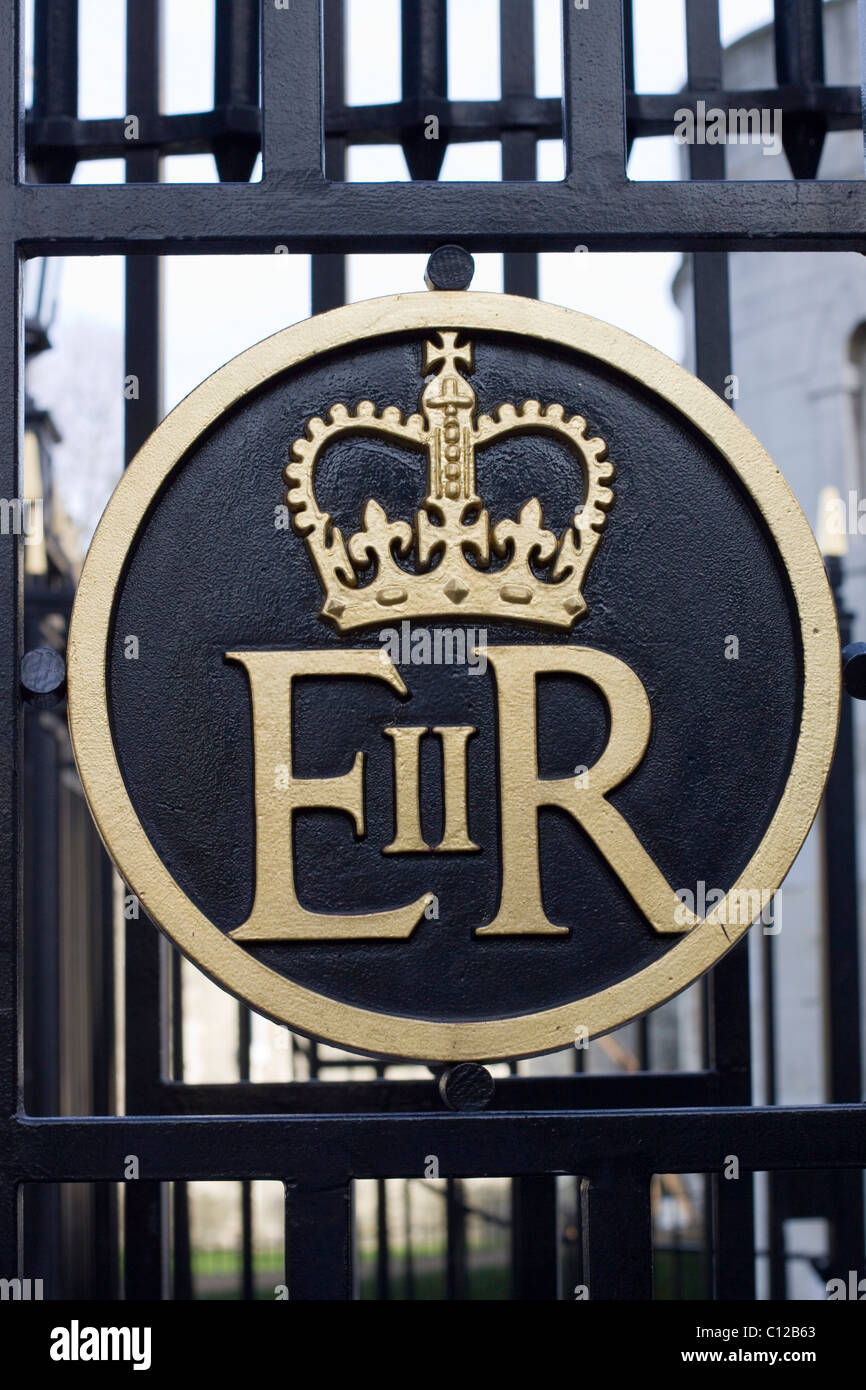 E11R Emblem on gate at the Tower of London Stock Photo - Alamy