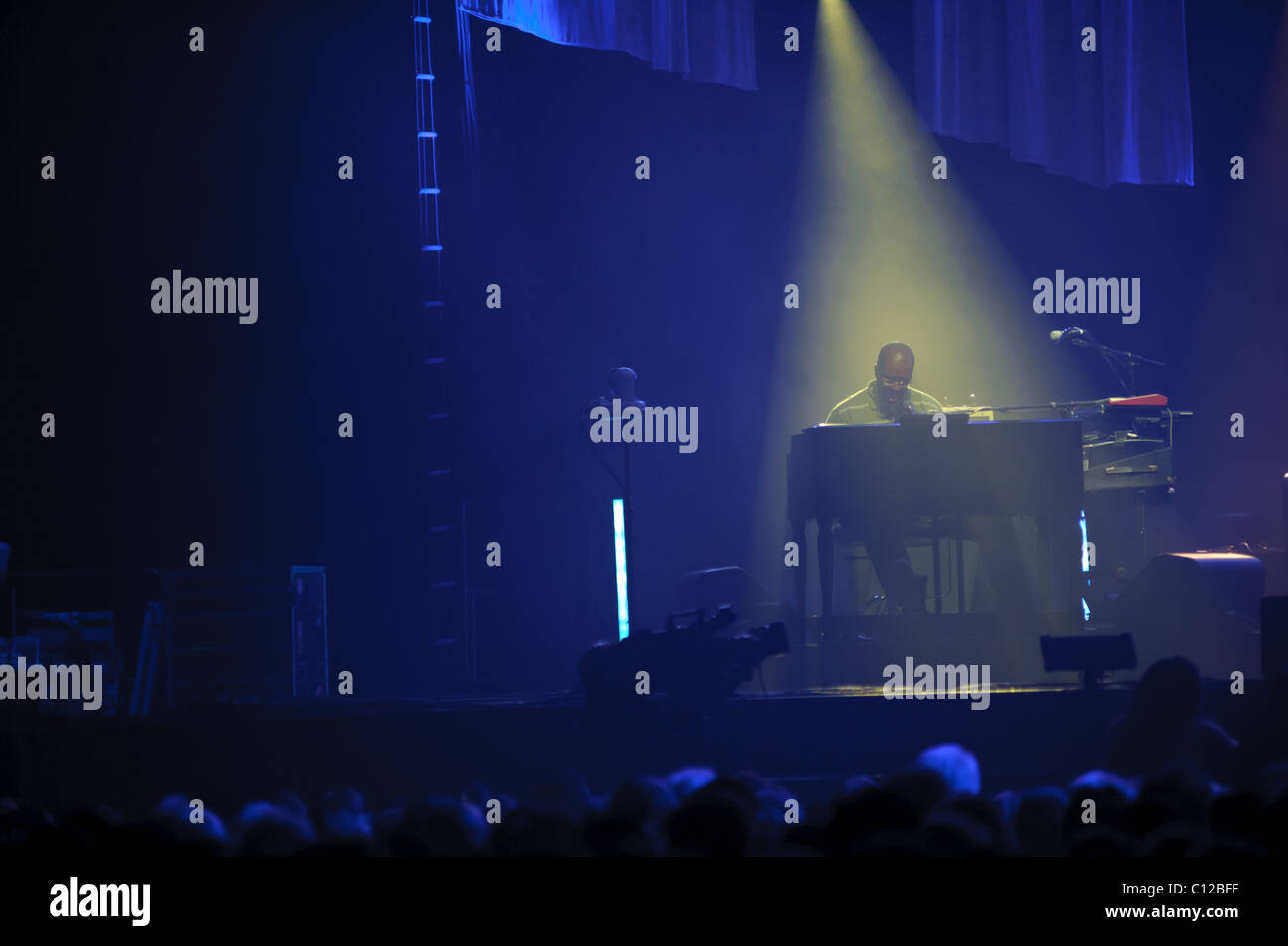 Tim Carmon performs with Eric Clapton at Power Band Pavilion in ...