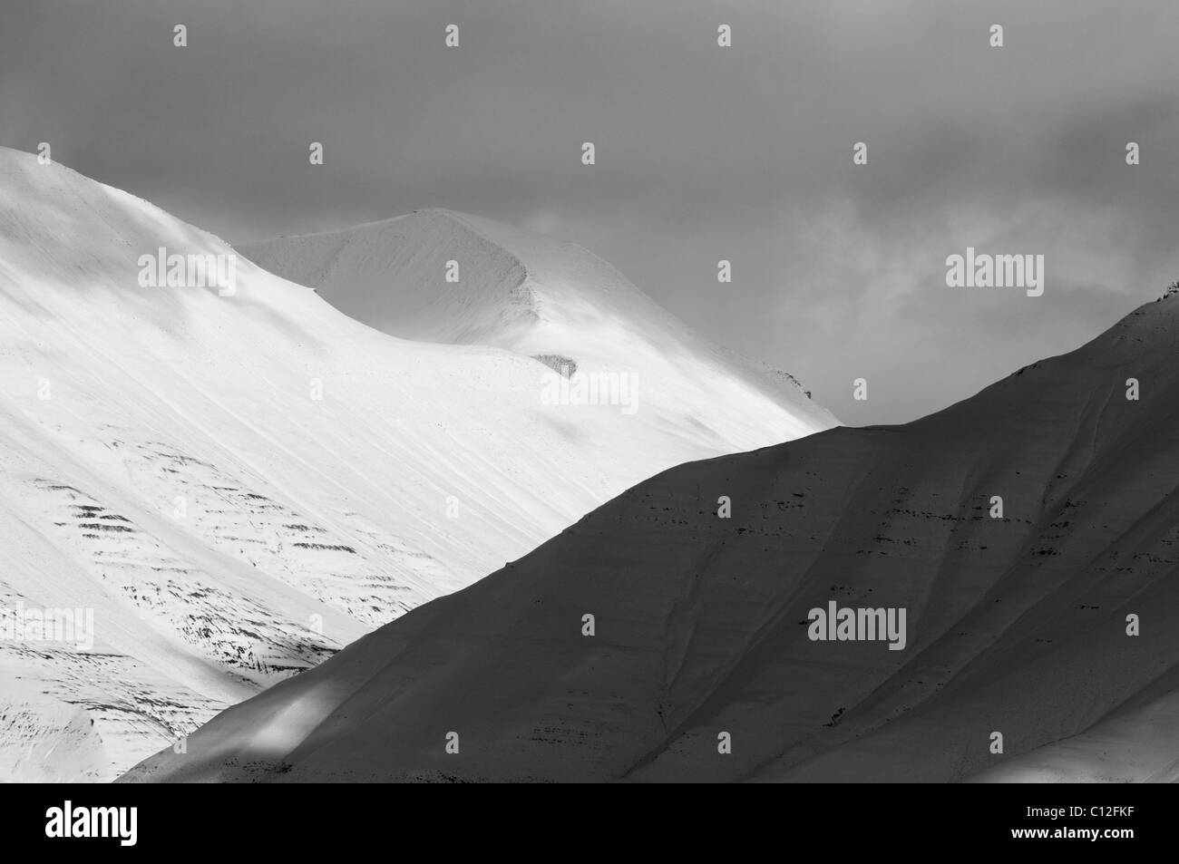 Svalbard longyearbyen mountains hi-res stock photography and images - Alamy