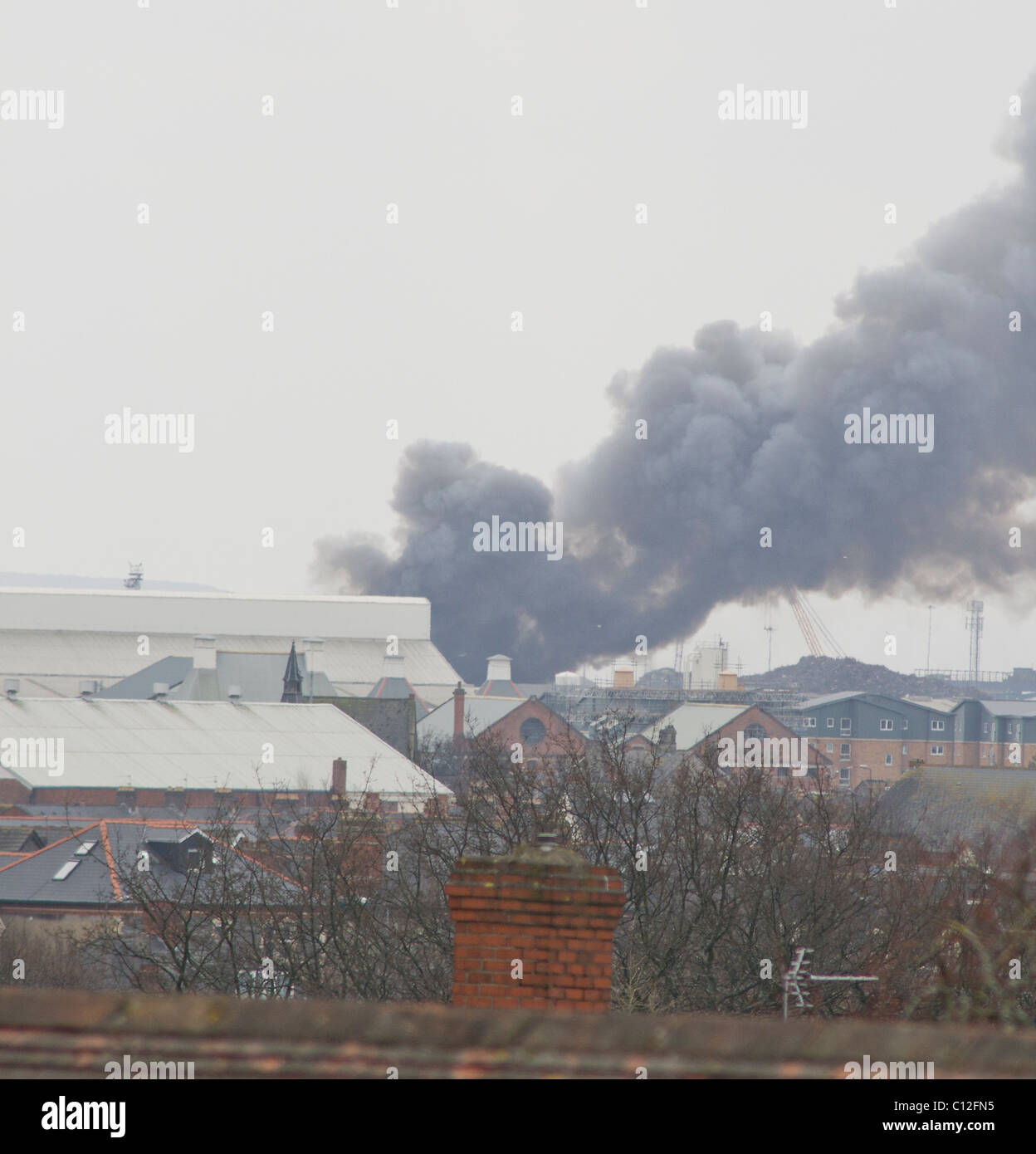 Large smoke pall drifting west over Cardiff Stock Photo - Alamy