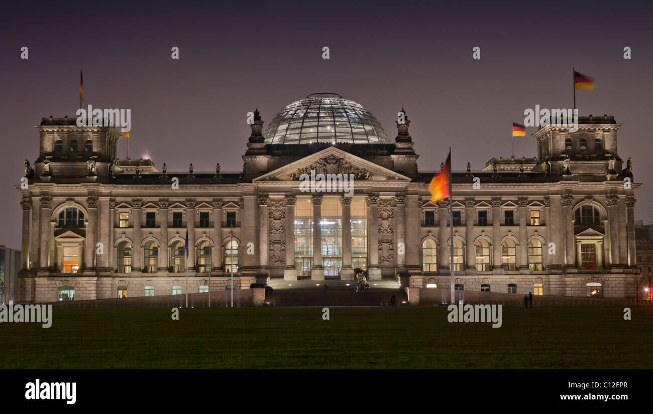 The reichstag at night hi-res stock photography and images - Alamy