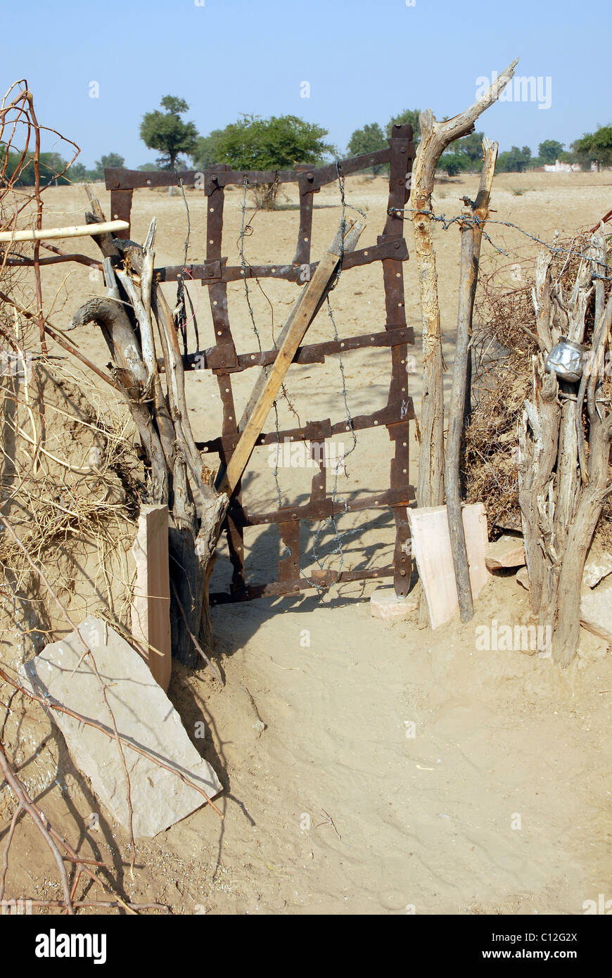 Farm gate broken hi-res stock photography and images - Alamy