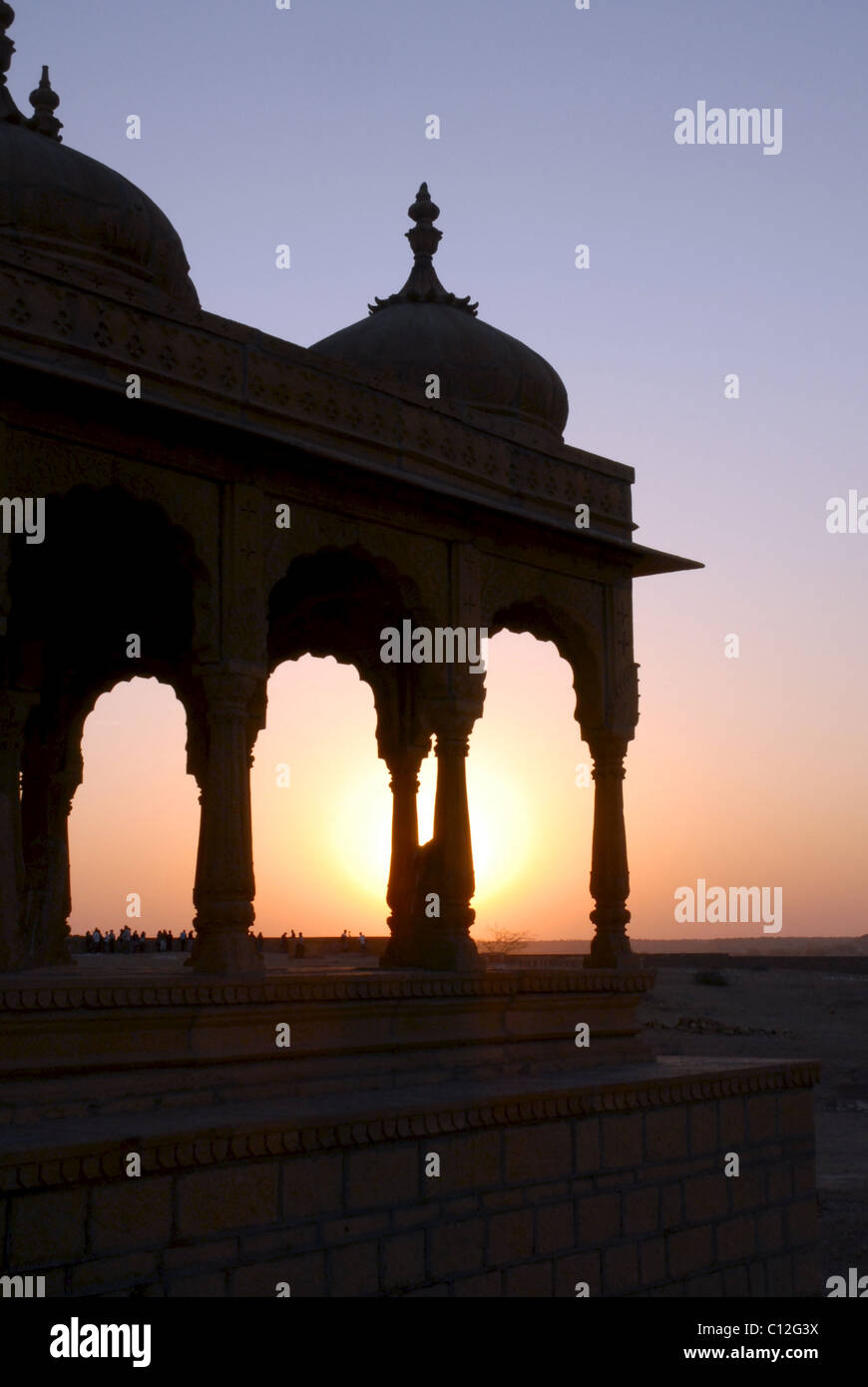 Sunset in the Rajasthani desert over the Cenotaph at Jaisalmer Stock ...