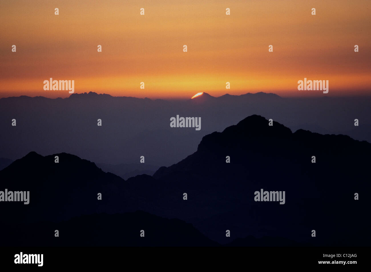 Rugged mountain range silhouette hi-res stock photography and images ...