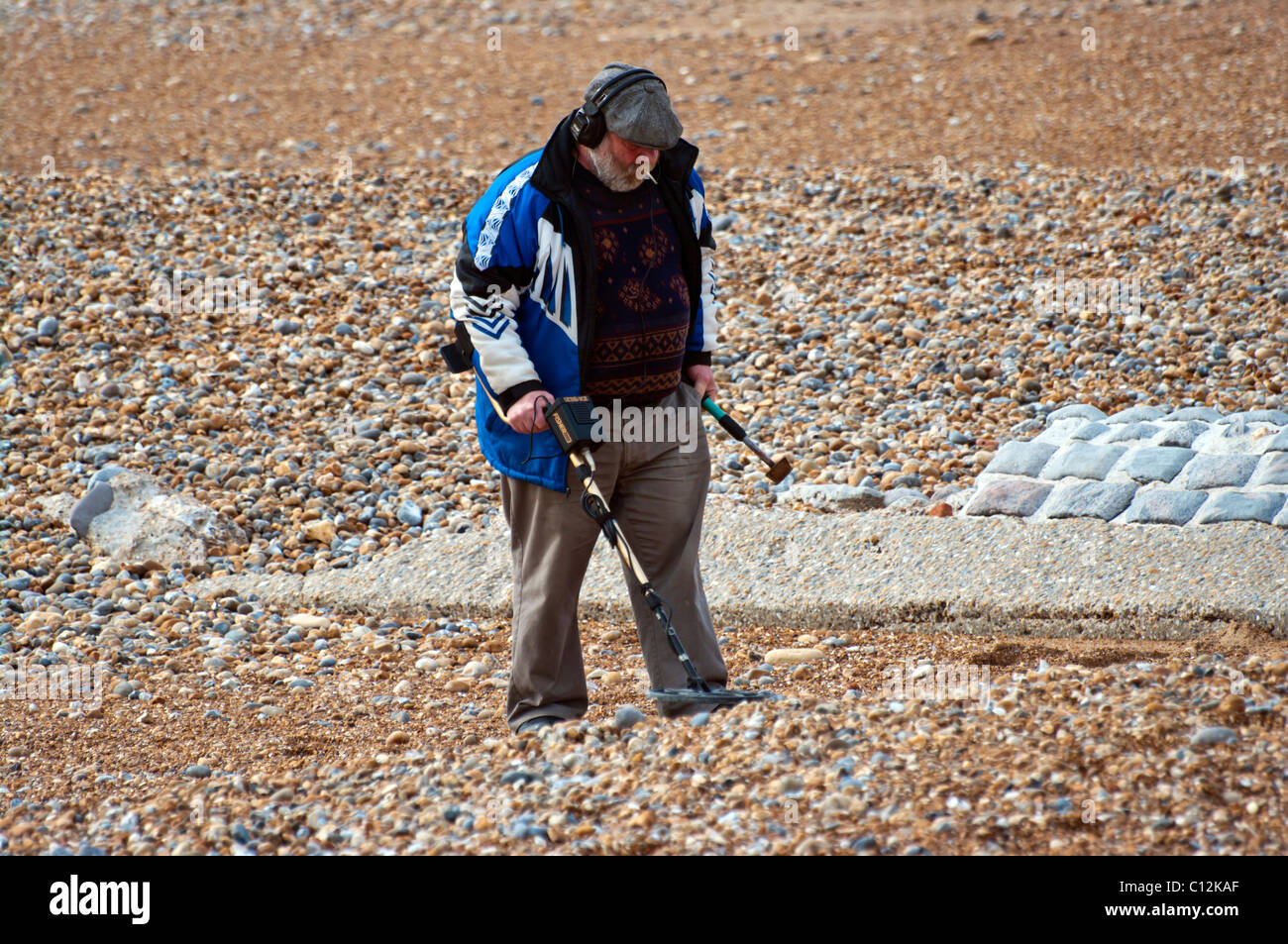 Person with metal detector hi-res stock photography and images - Alamy