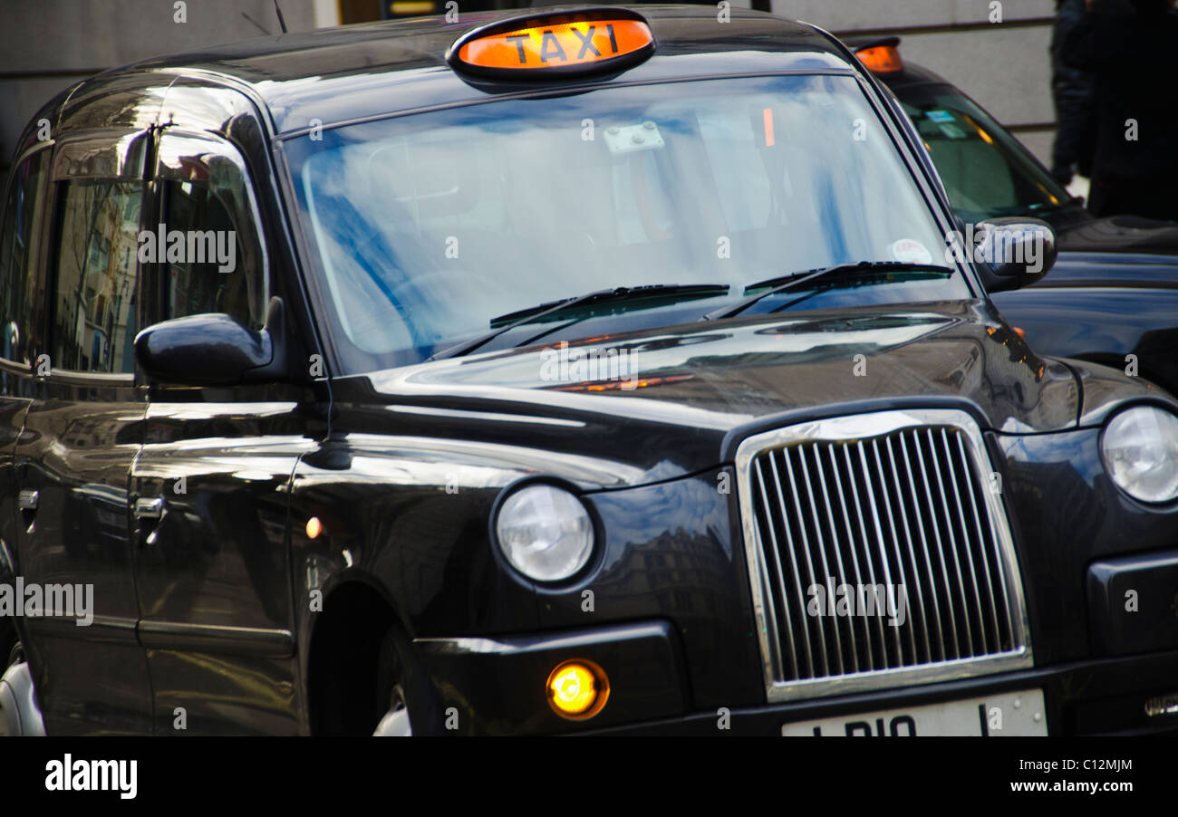 United Kingdom, Traditional black cab Stock Photo - Alamy