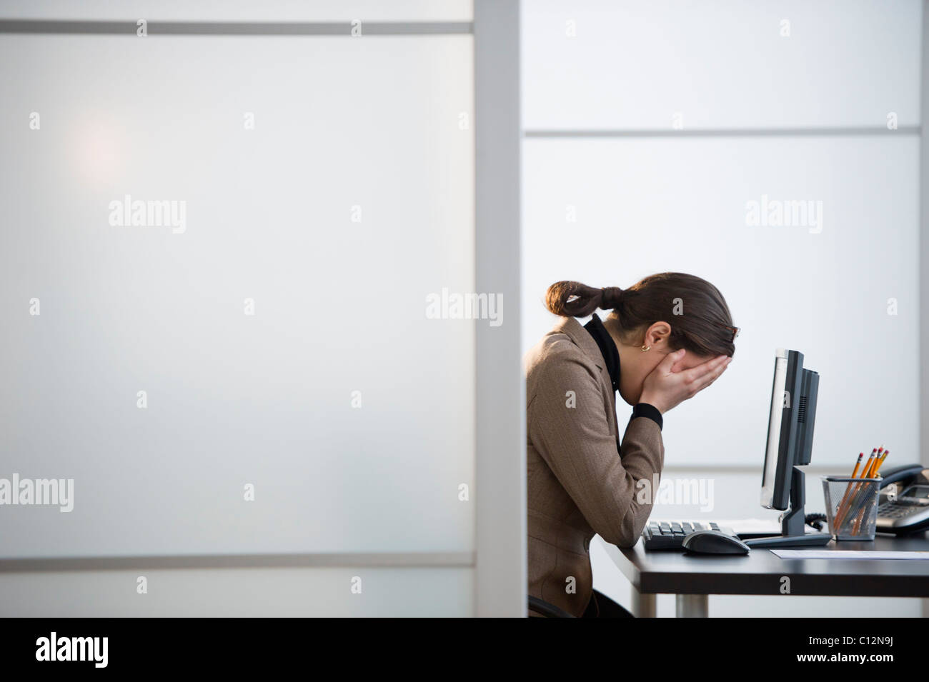 Woman computer back view worried hi-res stock photography and images ...