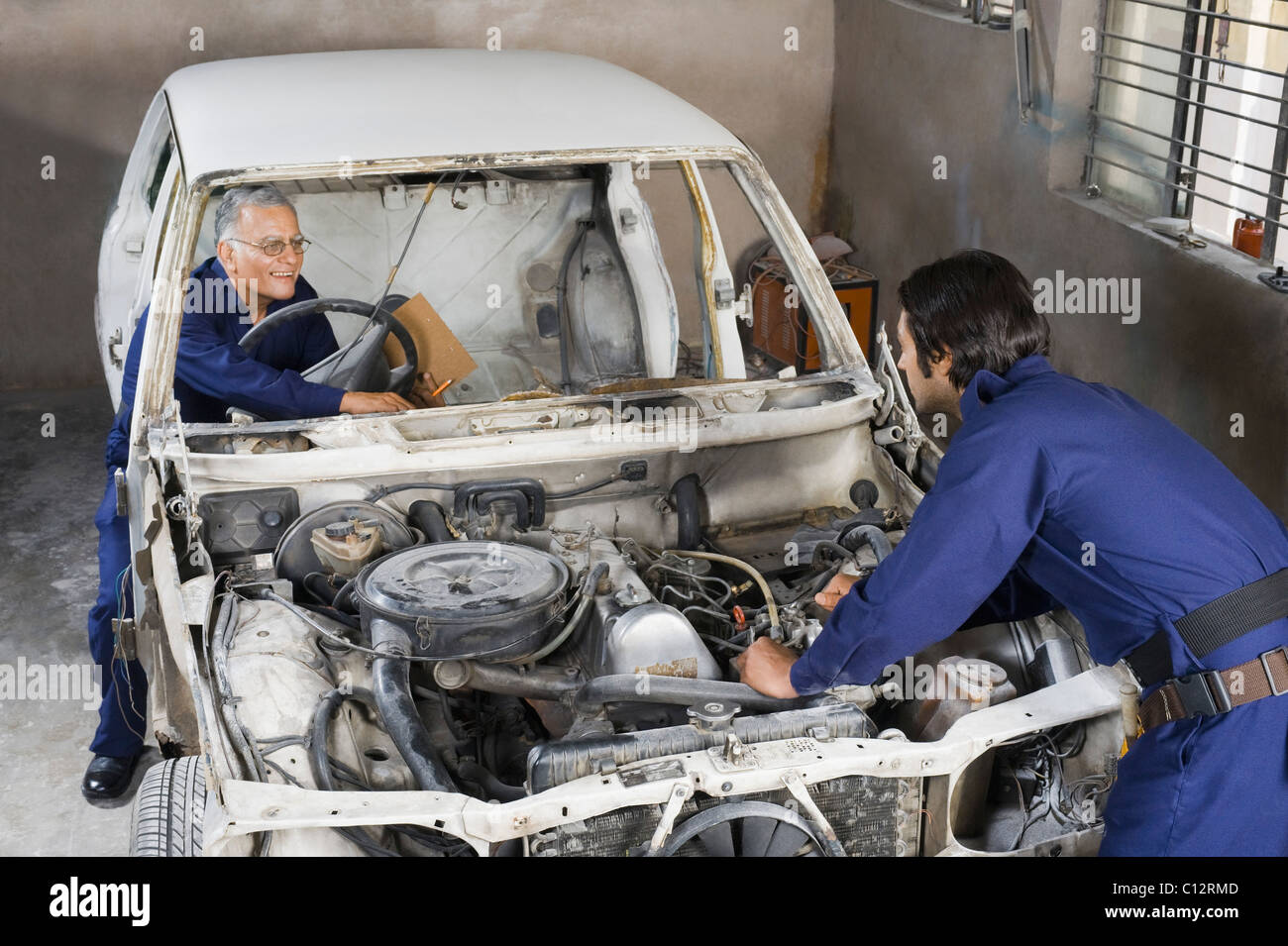 Mechanic explaining car issues hi-res stock photography and images - Alamy
