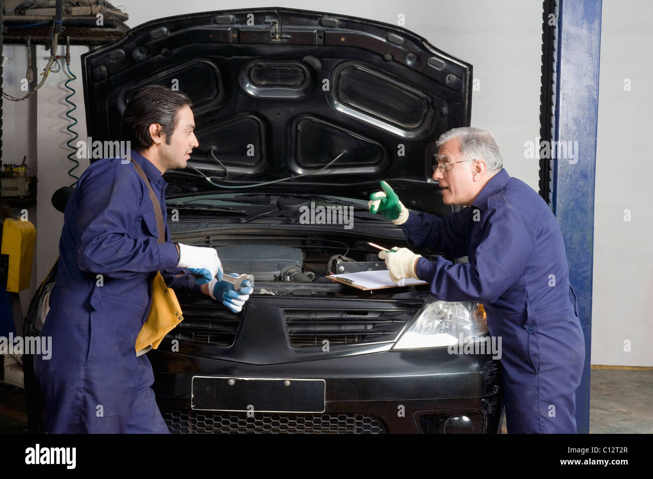 Mechanic explaining car issues hi-res stock photography and images - Alamy