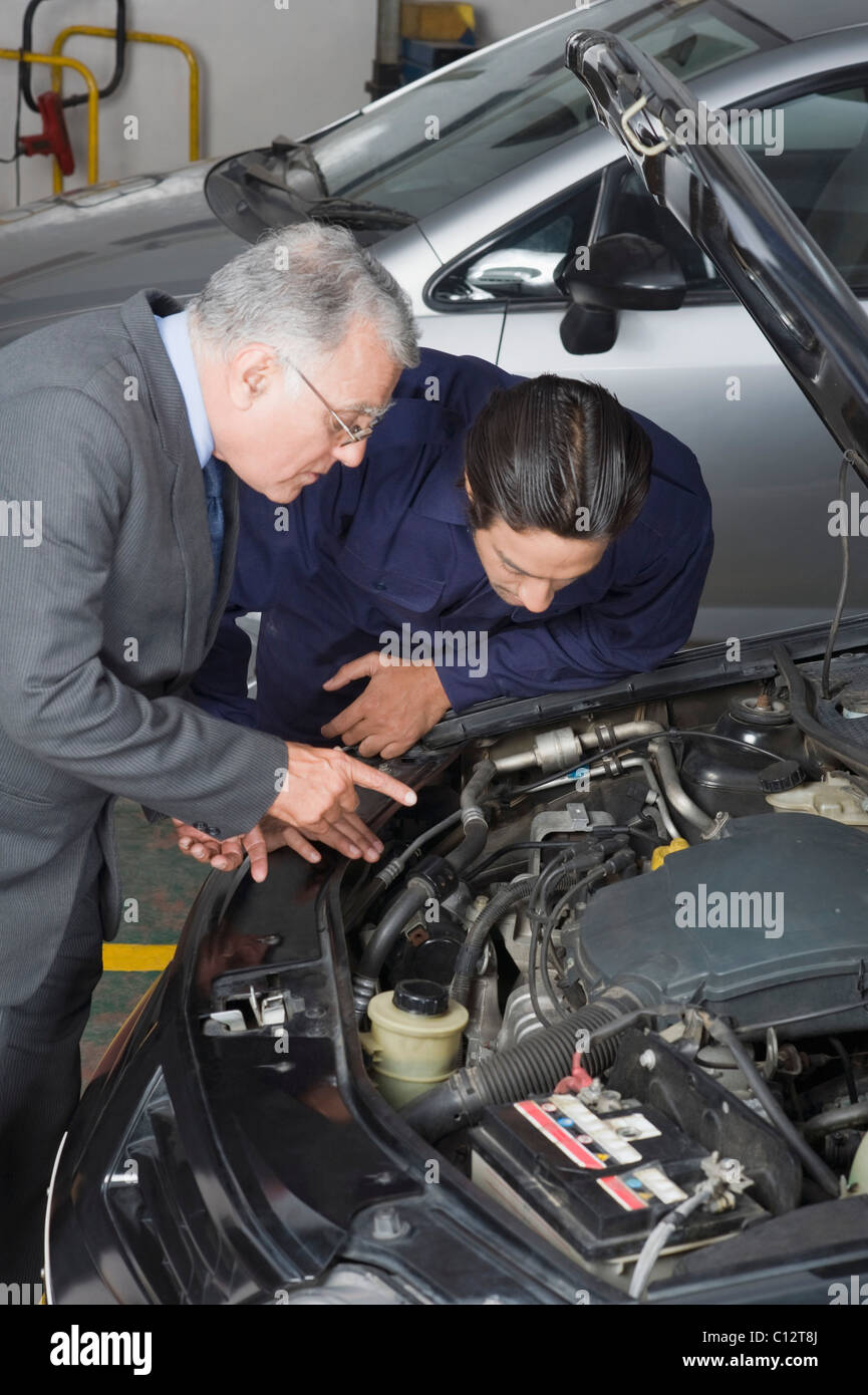 Customer explaining car problems to the auto mechanic Stock Photo - Alamy