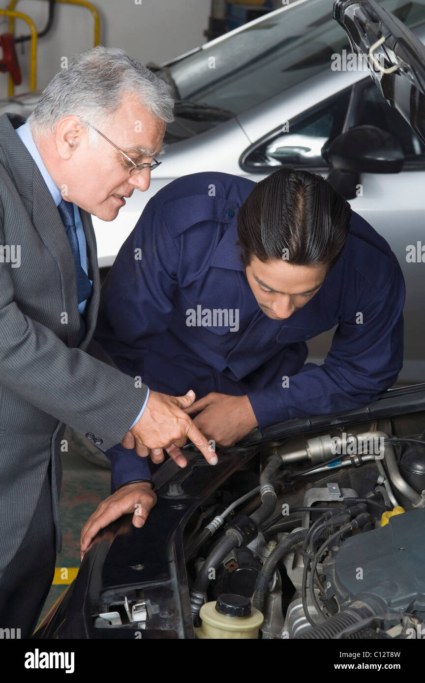 Customer explaining car problems to the auto mechanic Stock Photo - Alamy