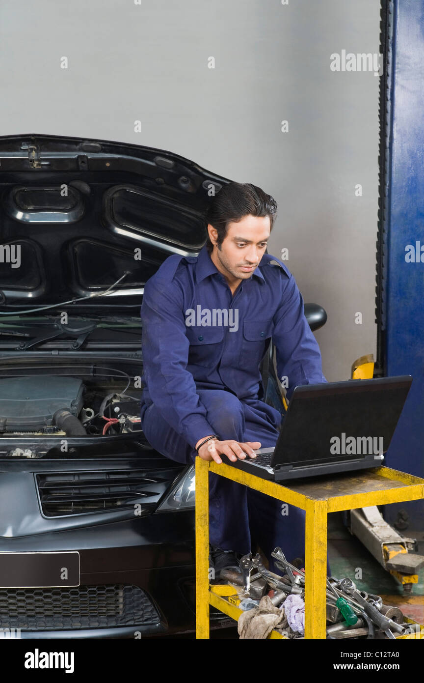 Laptop repair vertical hi-res stock photography and images - Alamy