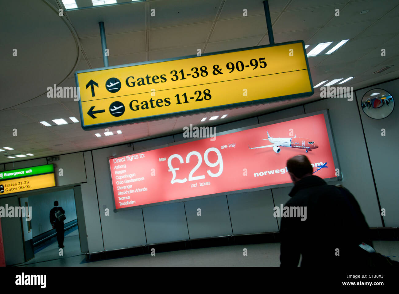 Boarding gate sign hi-res stock photography and images - Alamy