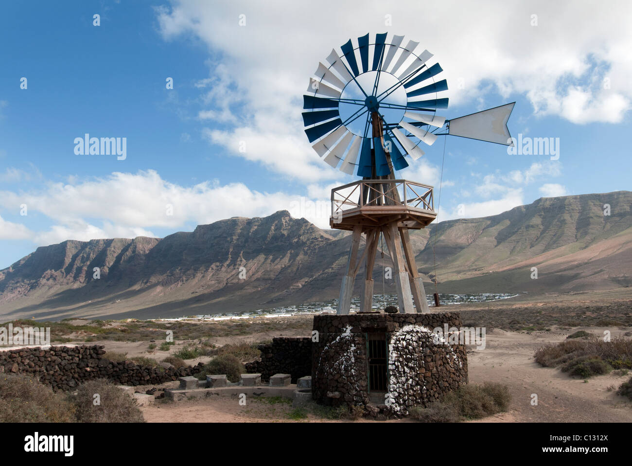 Windmill pump water well hi-res stock photography and images - Alamy
