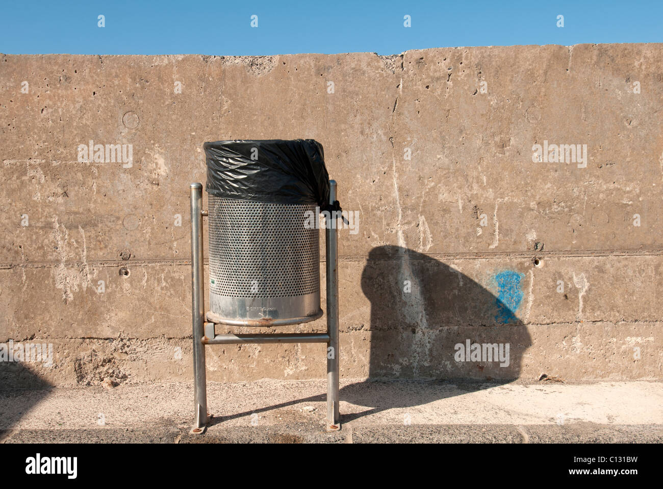 Use me dustbin hi-res stock photography and images - Alamy