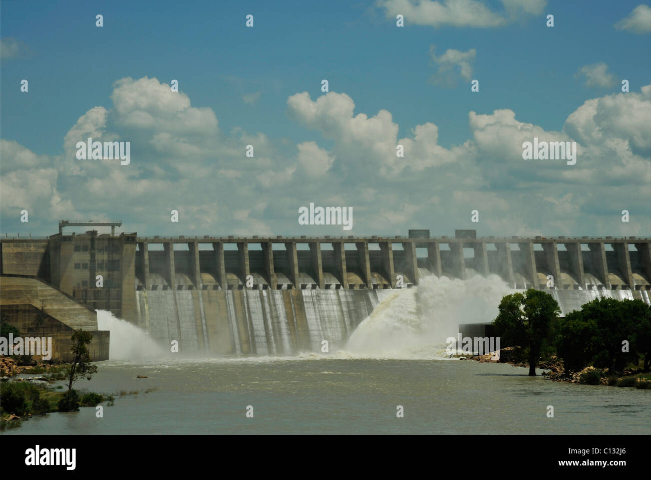 Reservoir sluice gates hi-res stock photography and images - Alamy