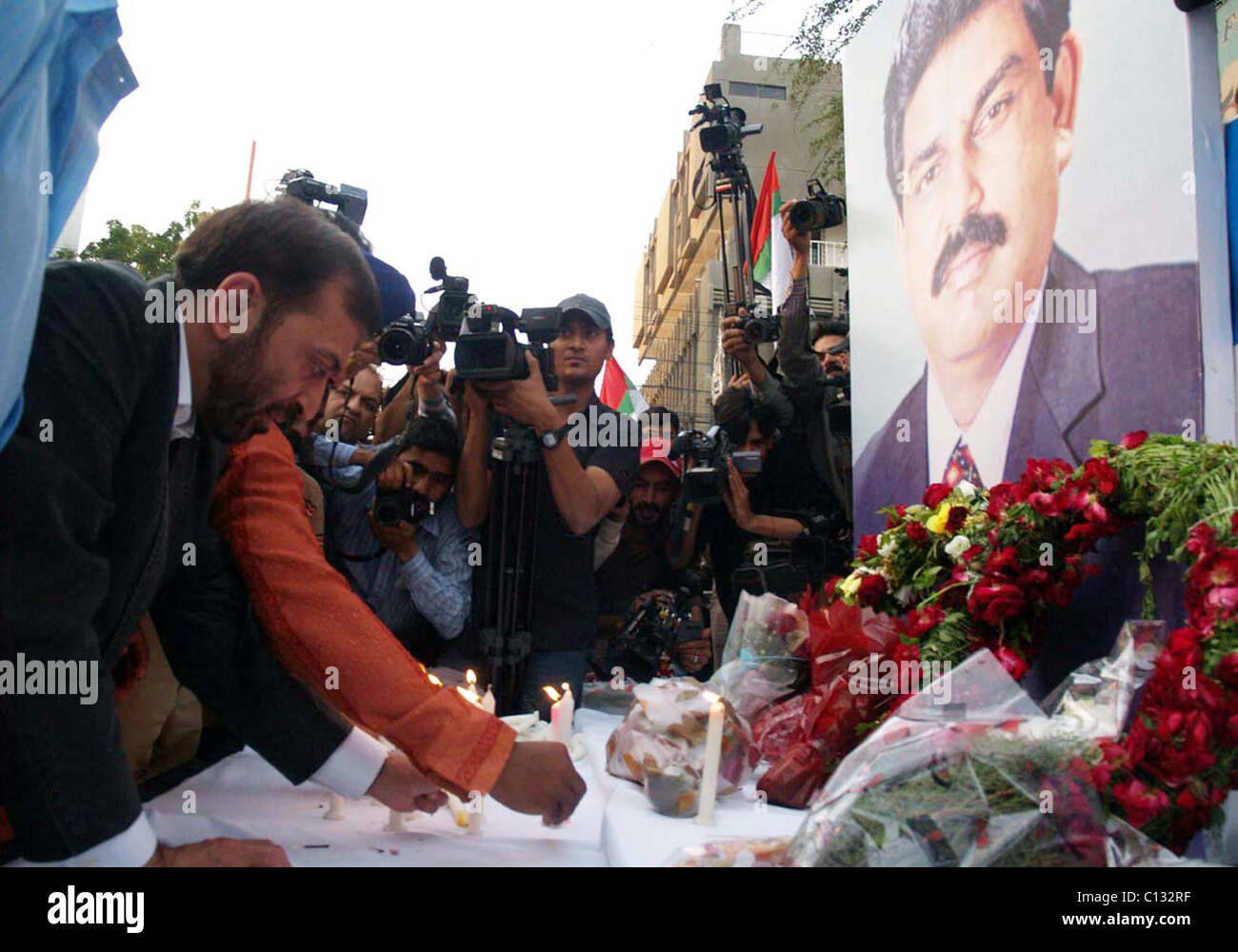Muttehda Qaumi Movement (MQM) leader, Dr.Farooq Sattar lightens candles ...