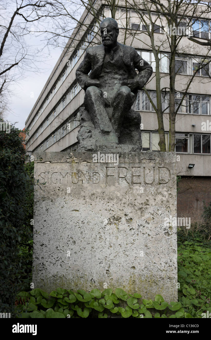 Statue of Sigmund Freud in Belsize Road, London Stock Photo - Alamy