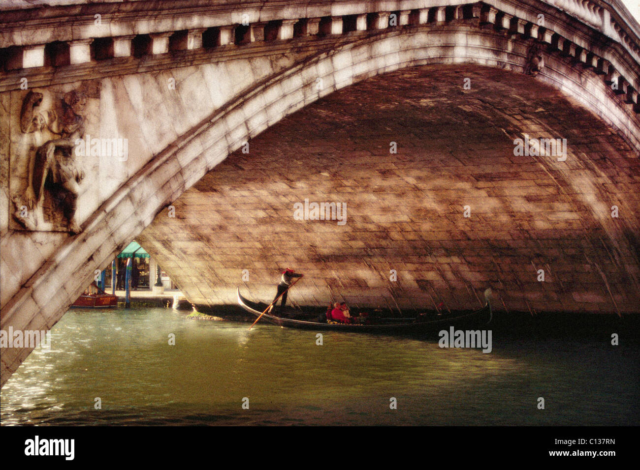 Rialto bridge gondola hi-res stock photography and images - Alamy