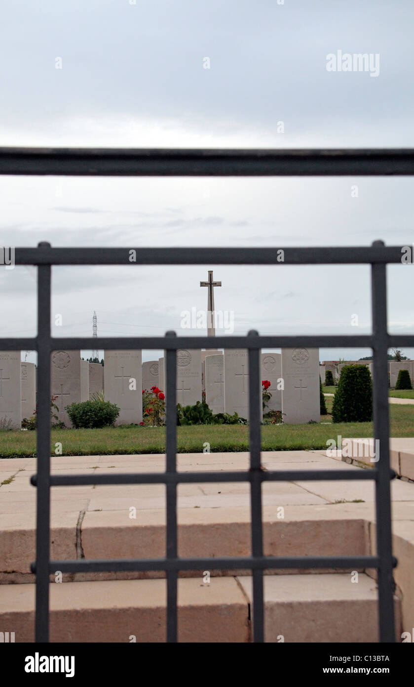 View of the Cross of Sacrifice through the entrance gate to the CWGC ...