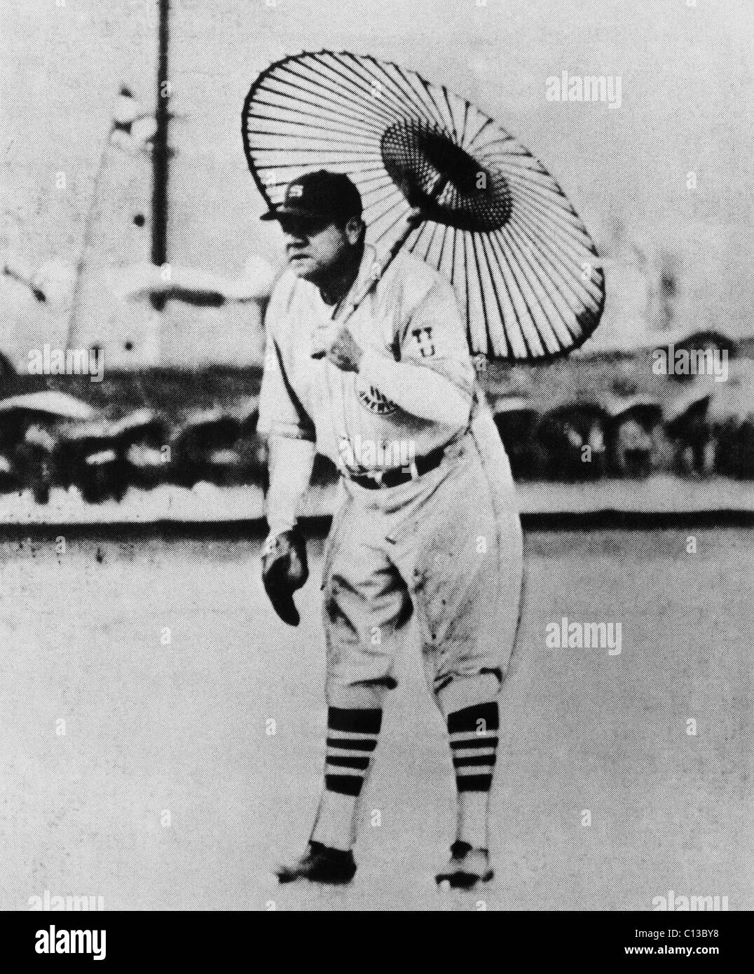 New York Yankees. Babe Ruth, holding umbrella during Japanese-American ...