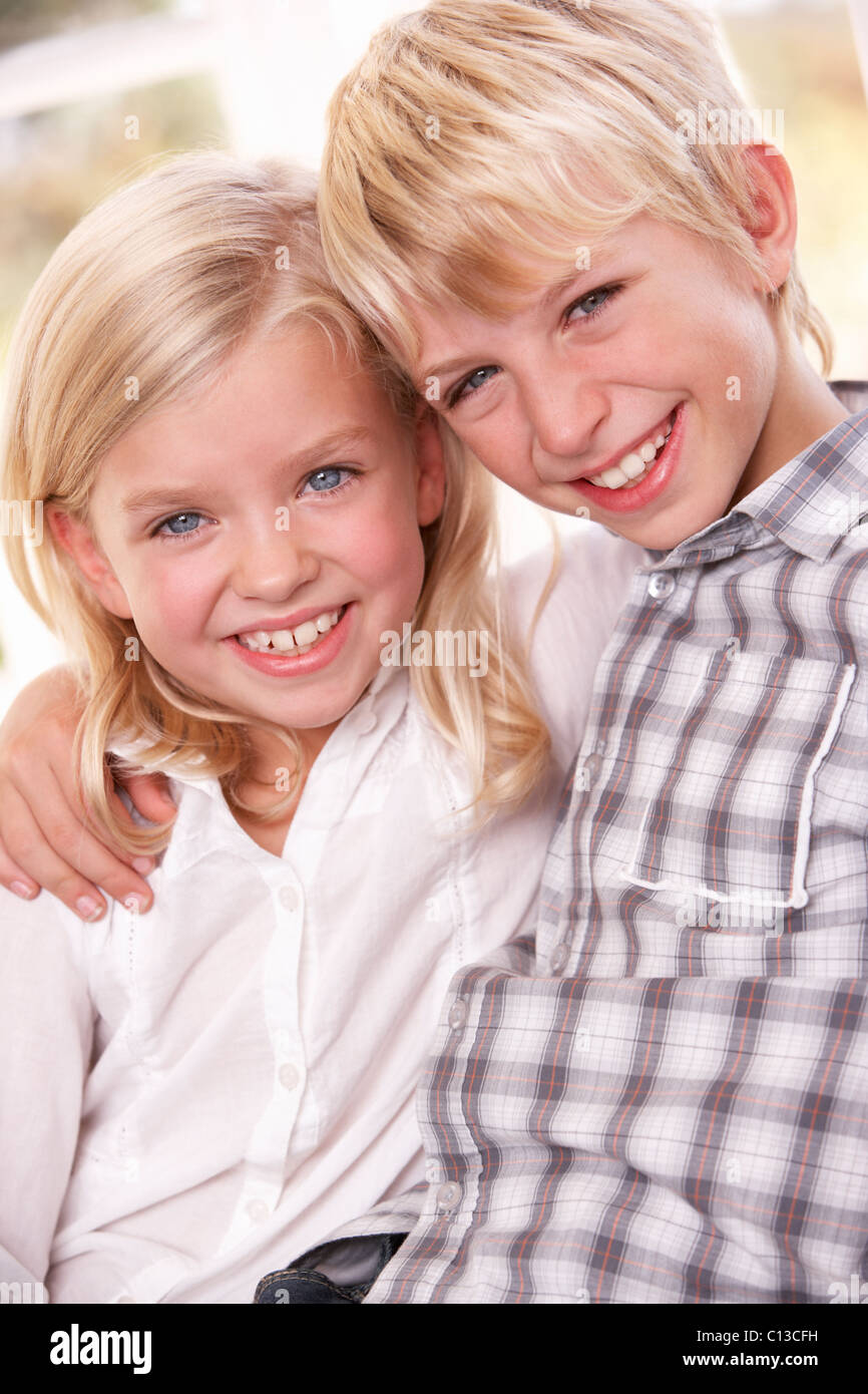 Two young children pose together Stock Photo - Alamy