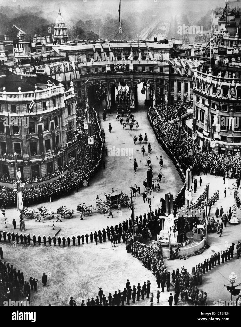 Queen elizabeth coronation carriage hi-res stock photography and images ...