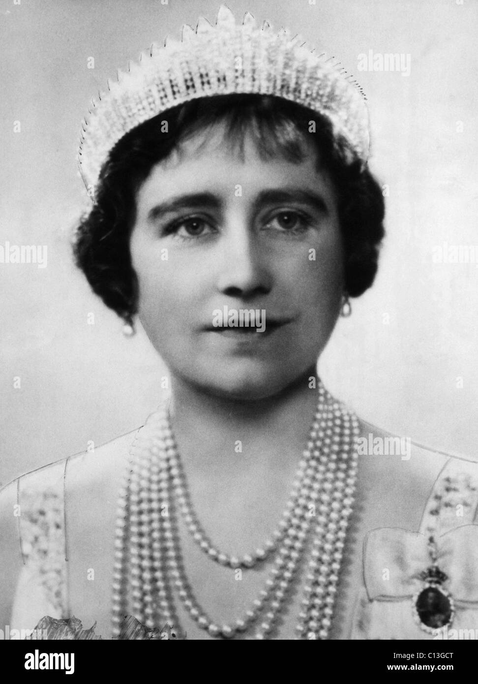 Queen elizabeth crown 2002 Black and White Stock Photos & Images - Alamy