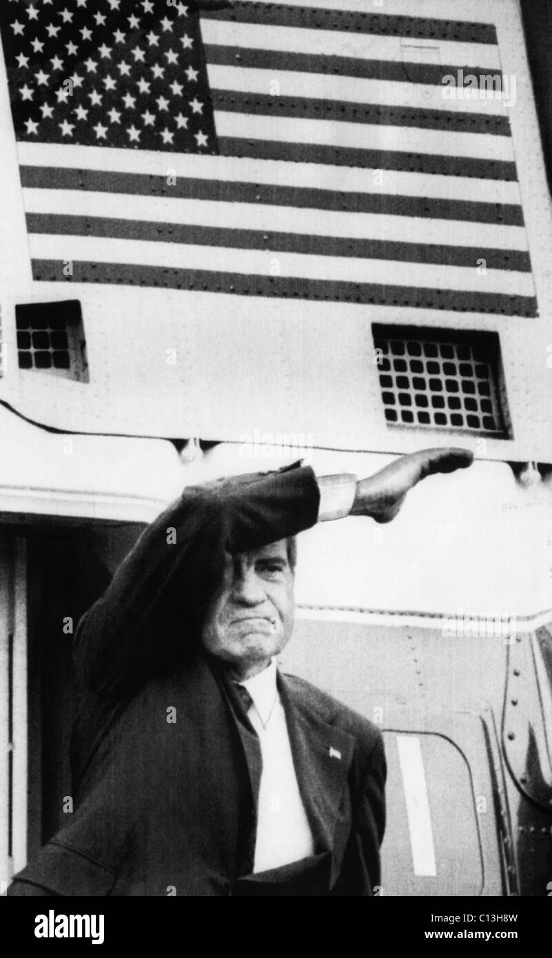 Nixon Presidency. former US President Richard Nixon waves goodbye from ...
